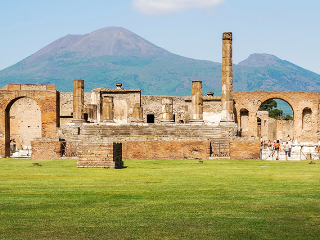 Pompeii, Herculaneum, wine tasting shore excursion | Star cars tours